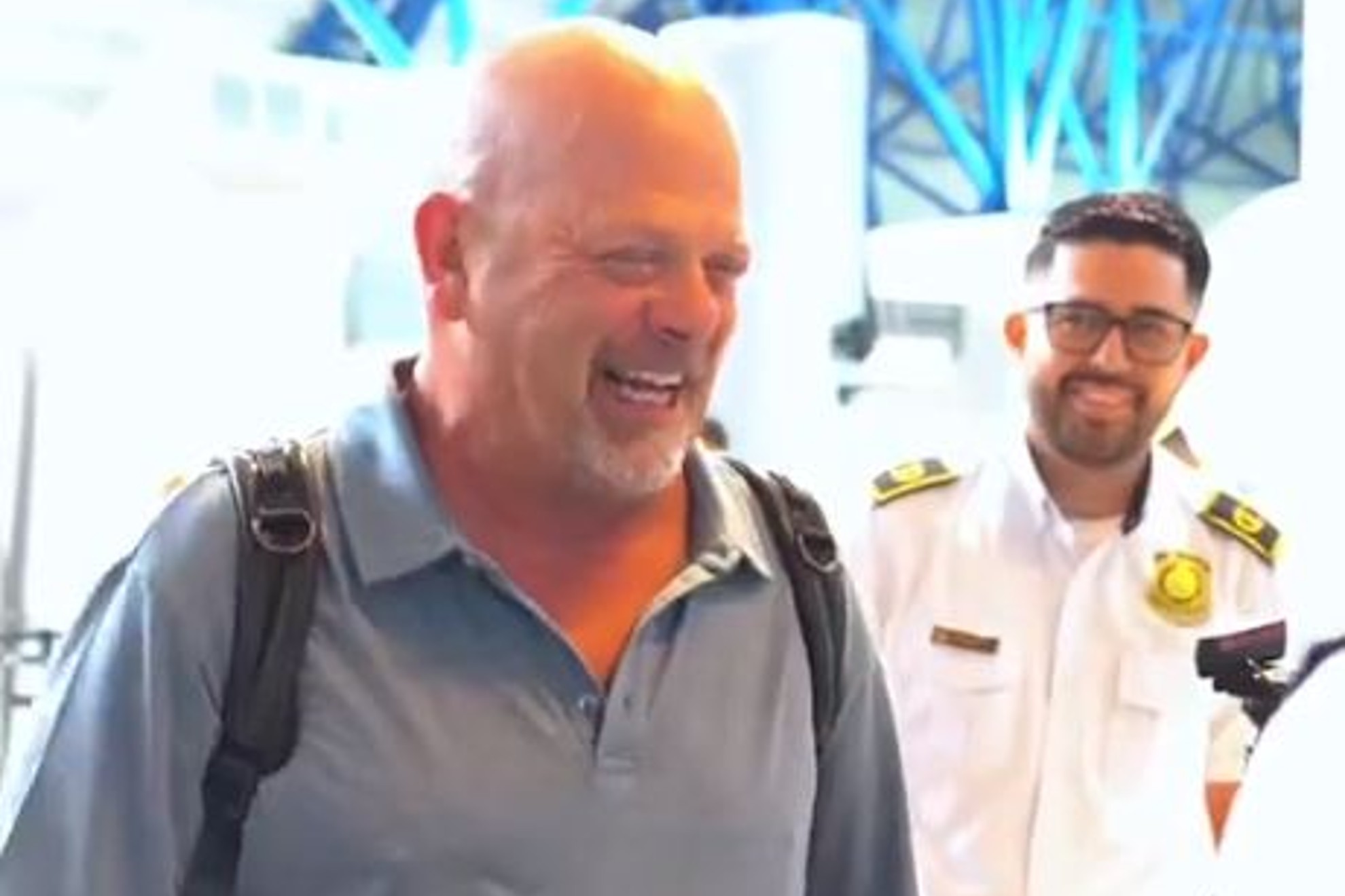 ¡No lo sé Rick! Reciben a Rick Harrison con broma en aeropuerto